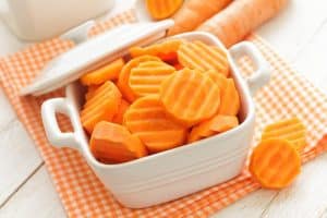 Carote crude, benefici, come mangiarle e controindicazioni | Selenella